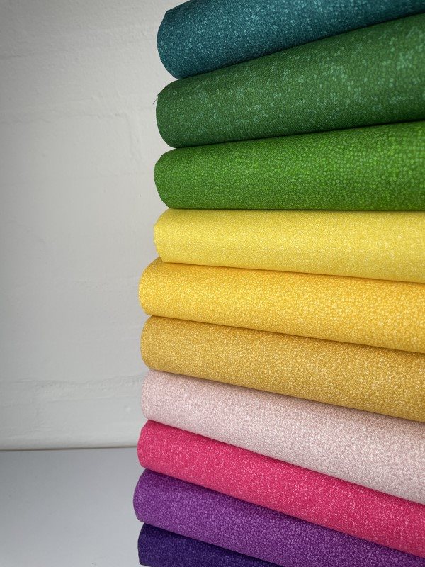 Patchwork stof - brighton, med yndigt motiv i powder