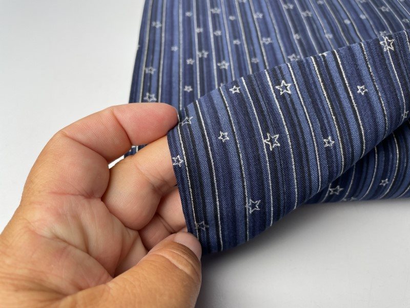 Patchwork stof - blå striber med fine sølv stjerner