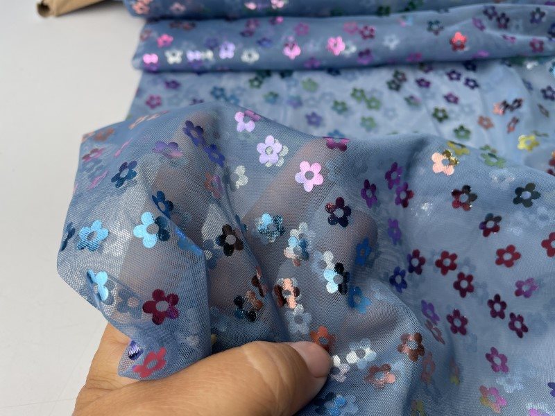 Blød tyl - flot dueblå med folie blomster i multi color