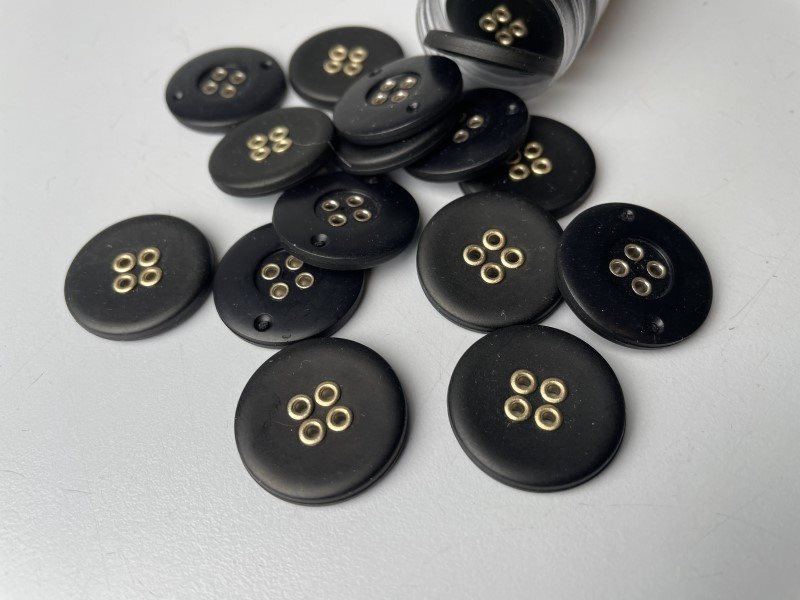 Knap - sort med guld huller, 23 mm