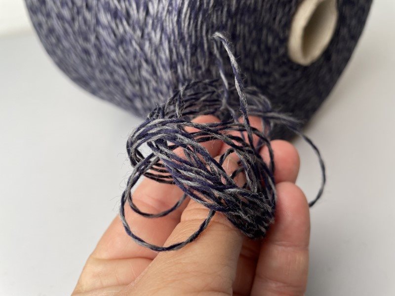 100% crossbred wool 2 trådet - skøn meleret i grå og marineblå, 100 gram