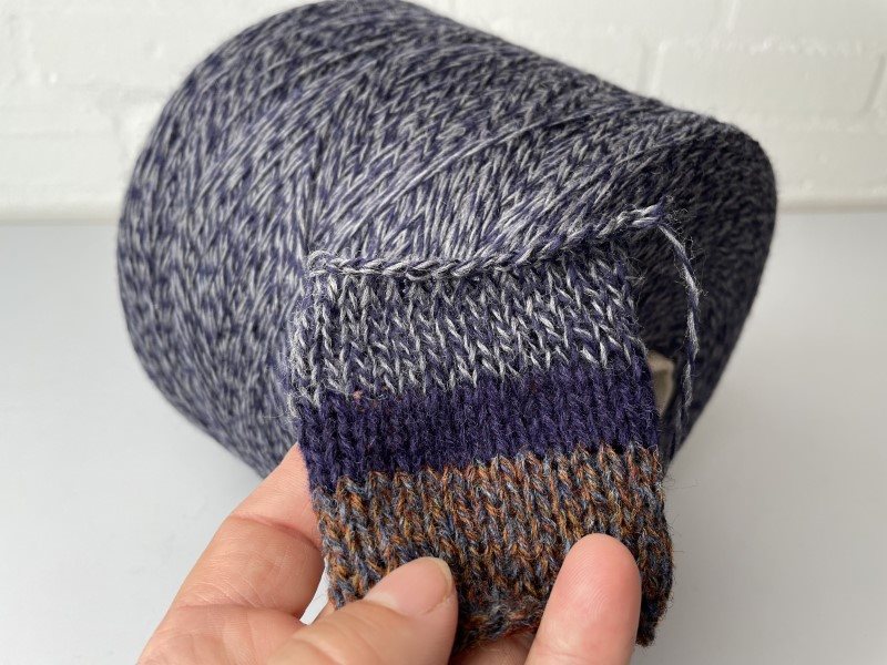 100% crossbred wool 2 trådet - skøn meleret i grå og marineblå, 100 gram