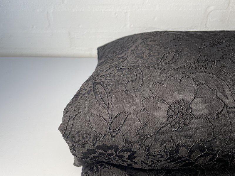 Jacquard vævet - smuk sort med blomstermotiv