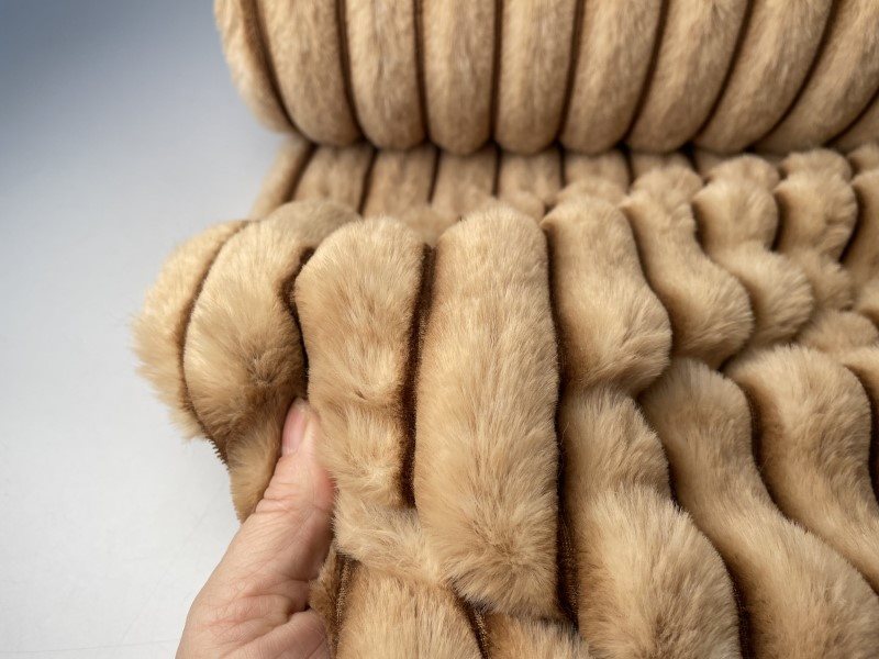 Pels - smuk nougat rillet effekt