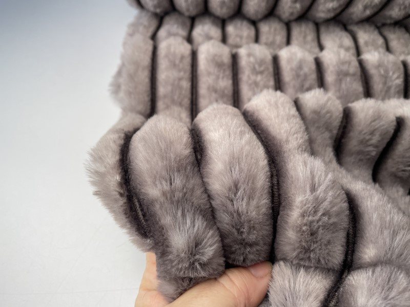 Pels - smuk mørkgrå rillet effekt